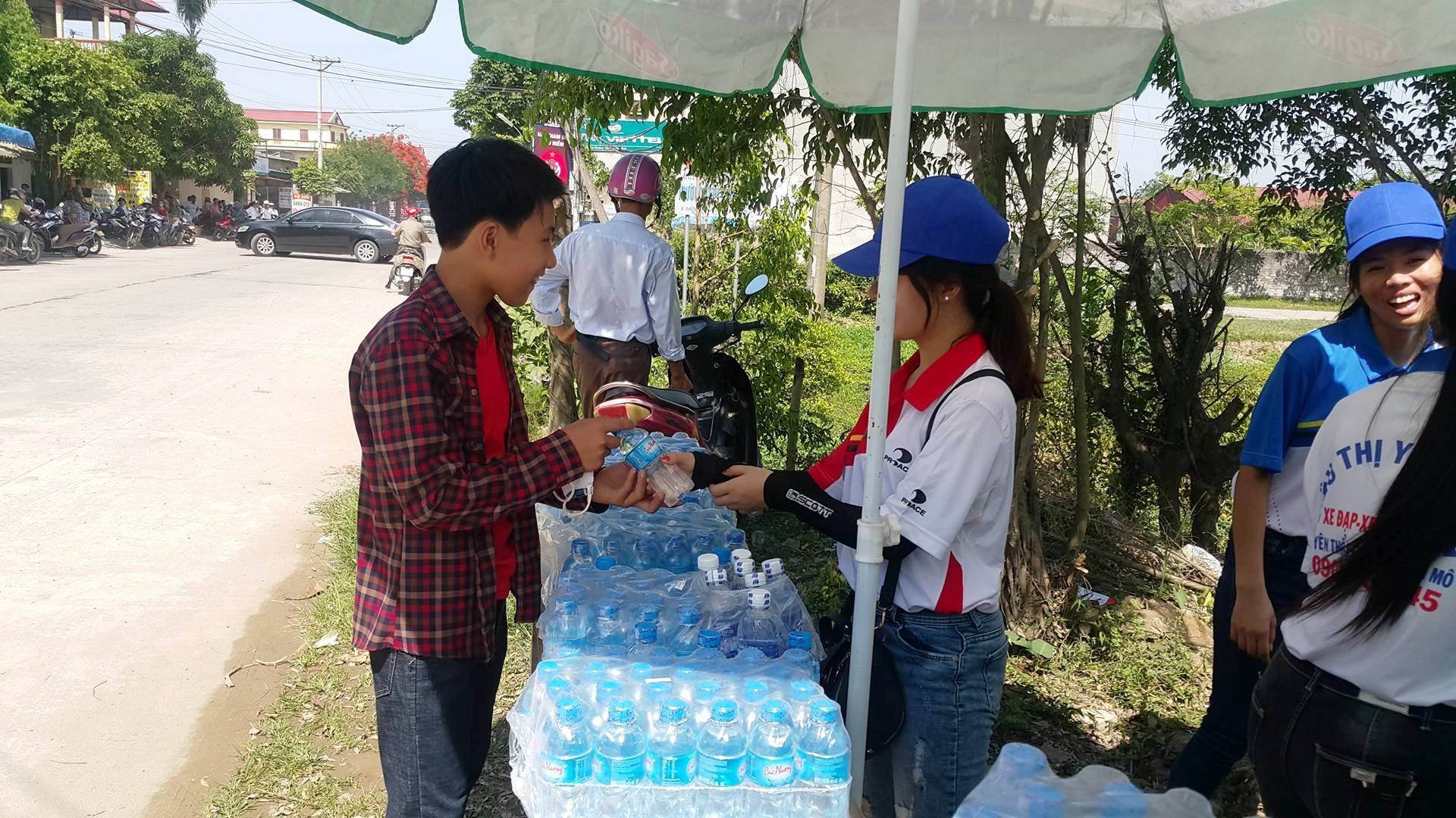 Tiếp sức nước uống miễn phí phục vụ thí sinh thi vào lớp 10 | Báo Dân trí