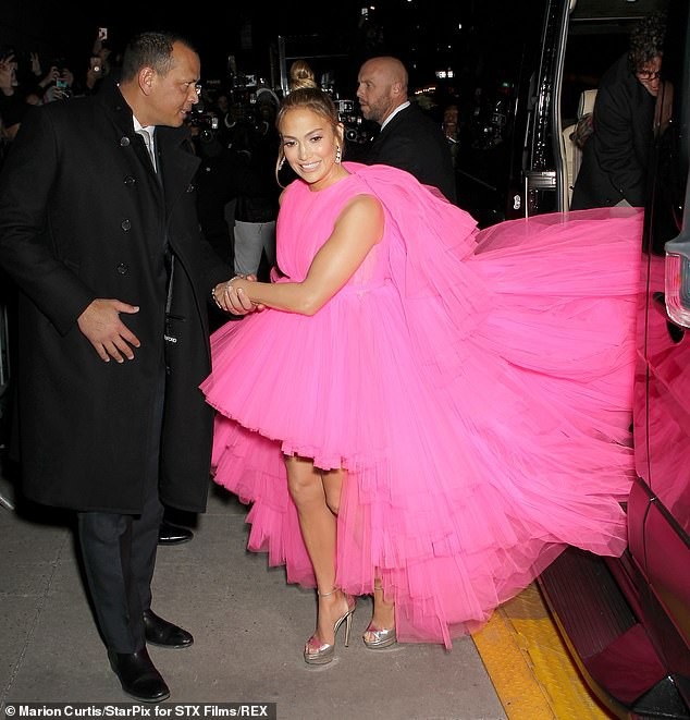 Jennifer Lopez trẻ đẹp với váy hồng | Báo Dân trí