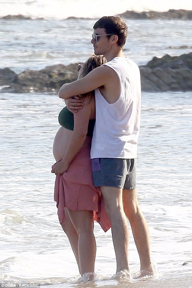 Hilary Duff khoe bụng bầu với bikini | Báo Dân trí