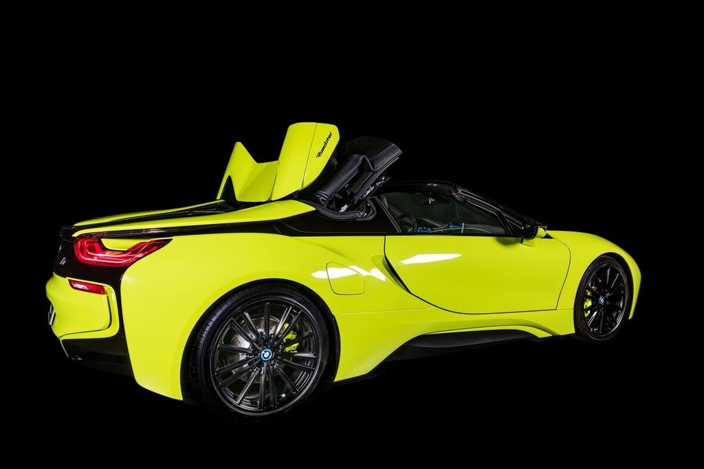 Cận cảnh chiếc BMW i8 Roadster màu xanh neon độc nhất vô nhị