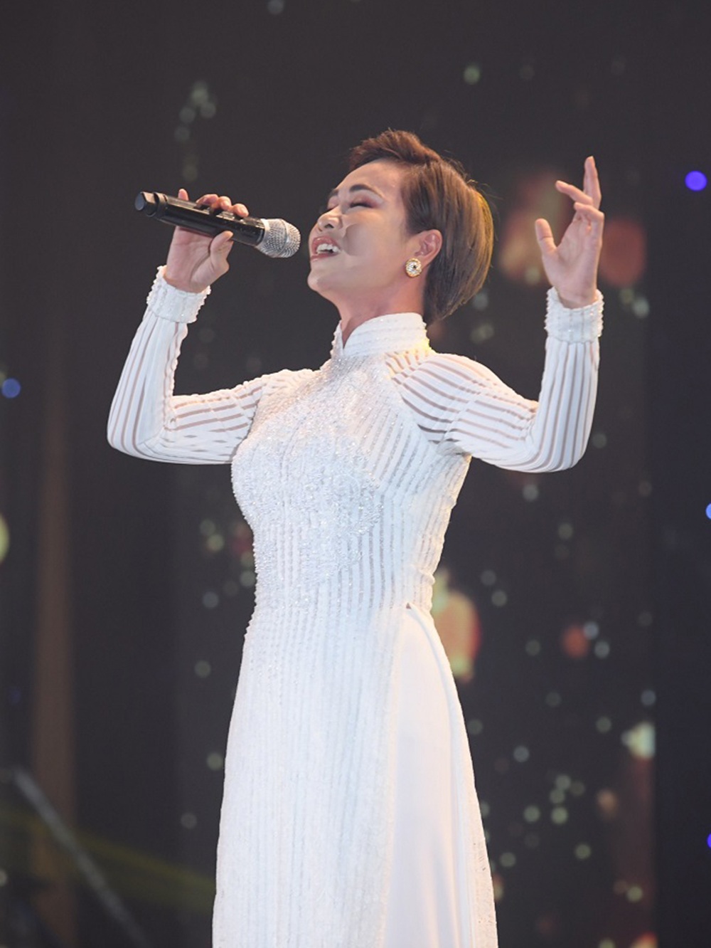 Bộ đôi Quán quân-Á quân Vietnam Idol Uyên Linh-Văn Mai Hương hội ngộ ...