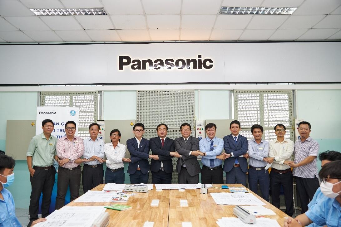 Panasonic Life Solutions Việt Nam tài trợ thiết bị thực hành cho sinh ...