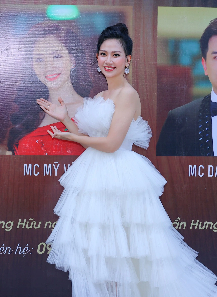 MC Mỹ Vân đọ dáng xinh đẹp bên MC Hoài Anh | Báo Dân trí