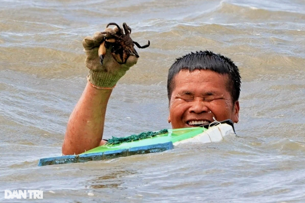 Nể phục lão mù có tài lặn biển, bắt con nào dính con đó | Báo Dân trí