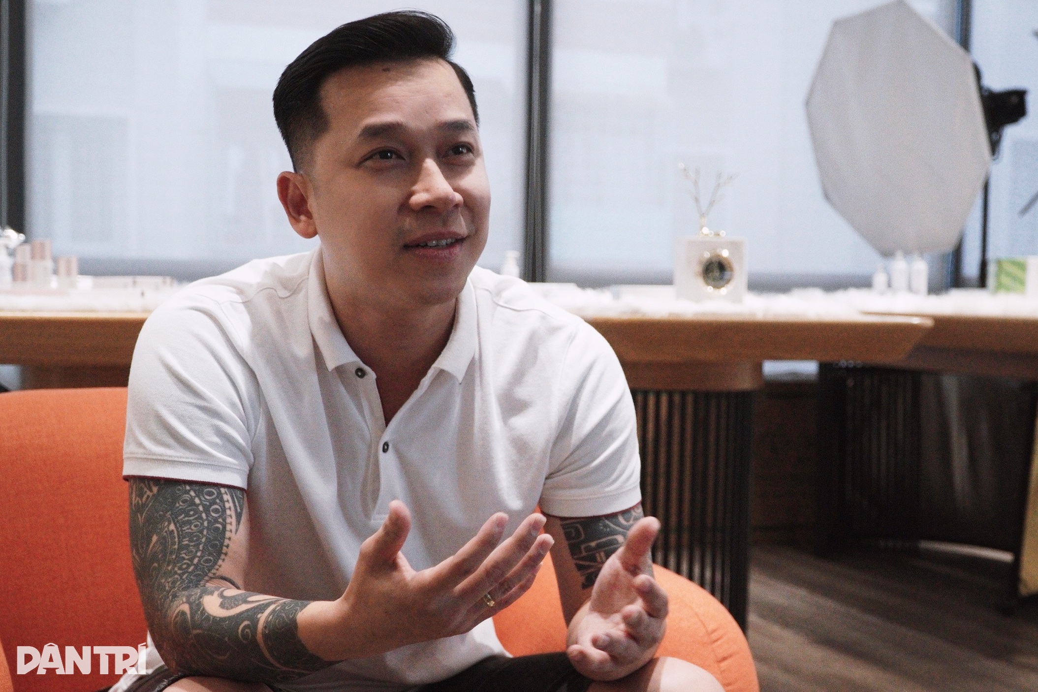 Lê Hoàng (The Men): "Vợ mặc sexy livestream, tôi thấy không vấn đề gì ...