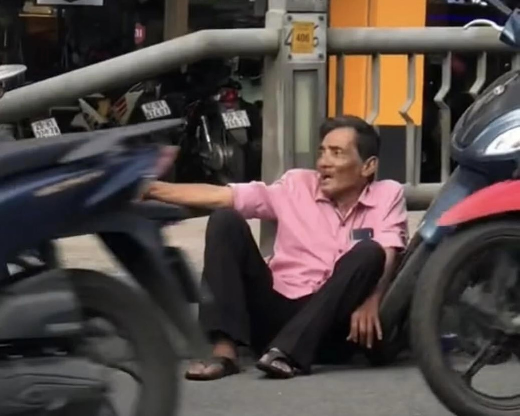 Xôn xao ảnh Thương Tín thất thần ngồi ở chân cầu, thực hư thế nào ...