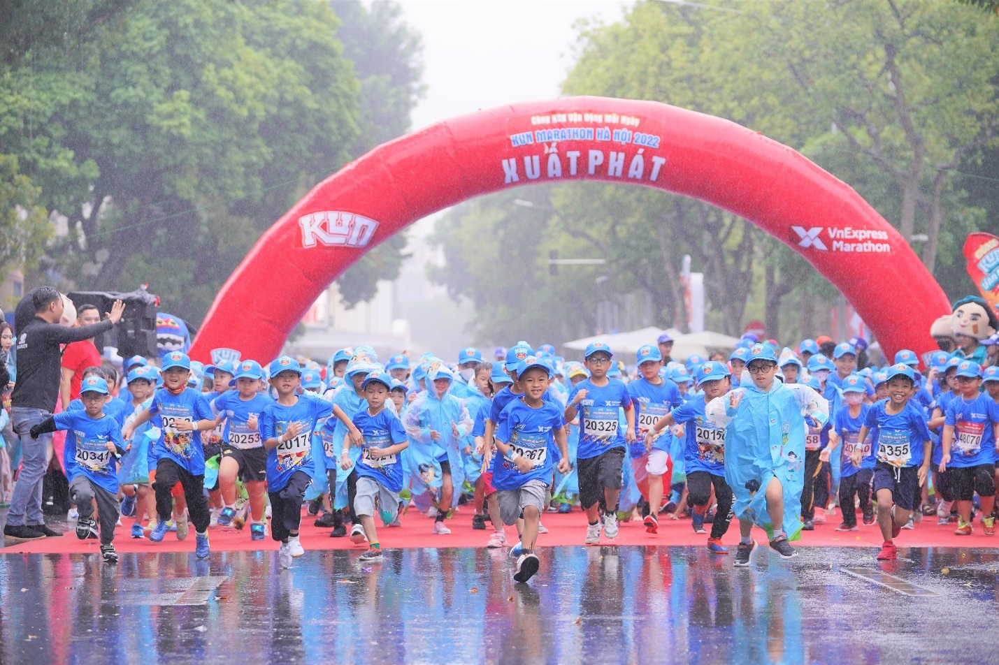 Kun Marathon Hà Nội 2022: 2.000 em nhỏ chinh phục đường chạy | Báo Dân trí