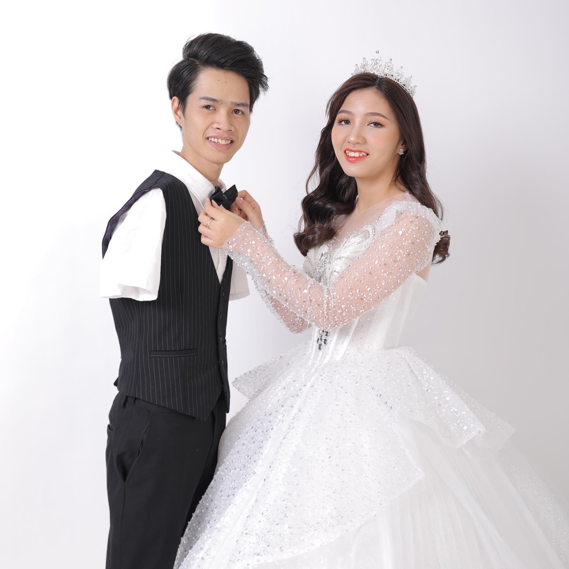 Không có tay, chàng trai 23 tuổi vẫn tốt nghiệp đại học, cưới vợ xinh | VOZ