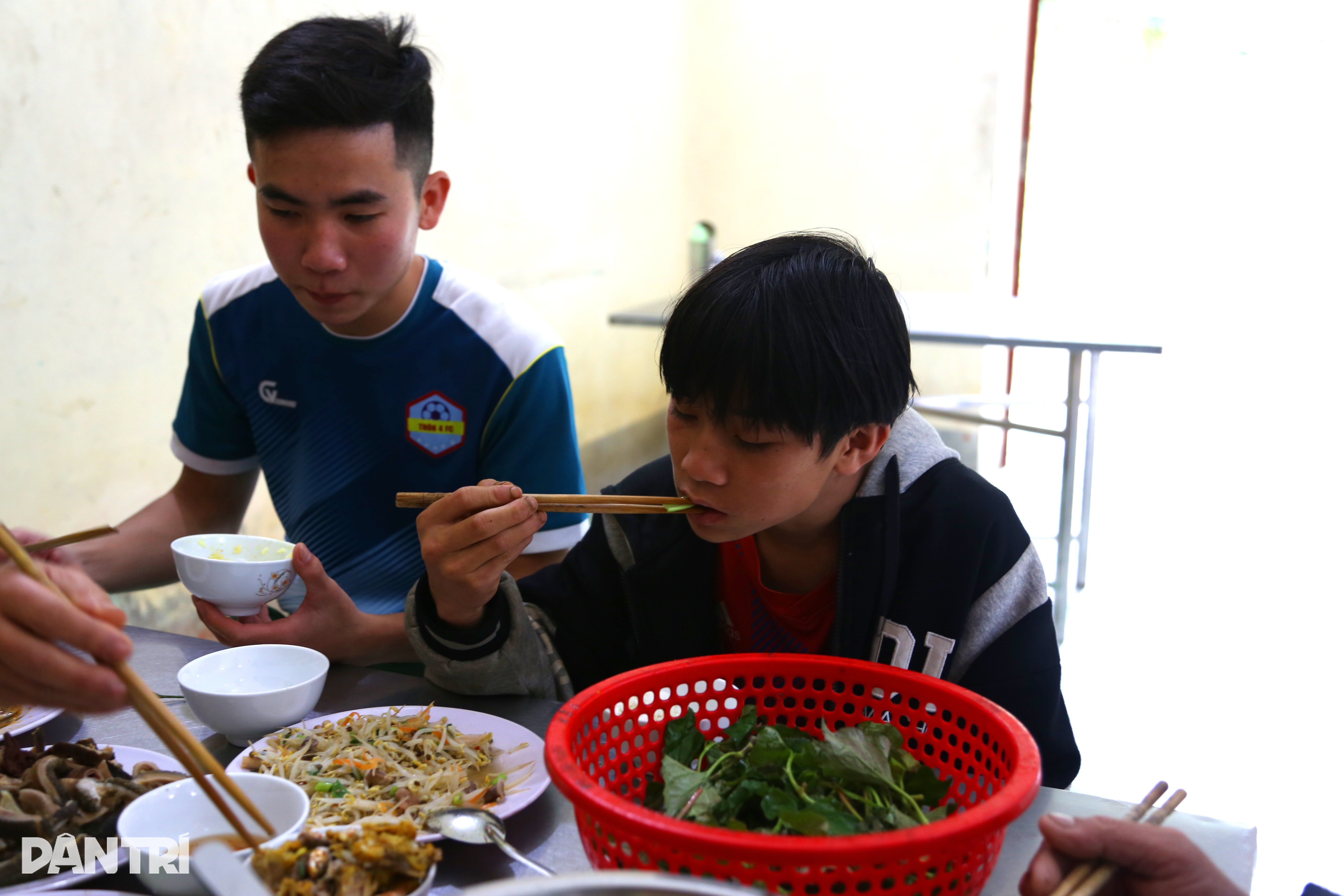 Những ông "bố nuôi" mang quân hàm xanh của học trò người Rục | Báo Dân trí