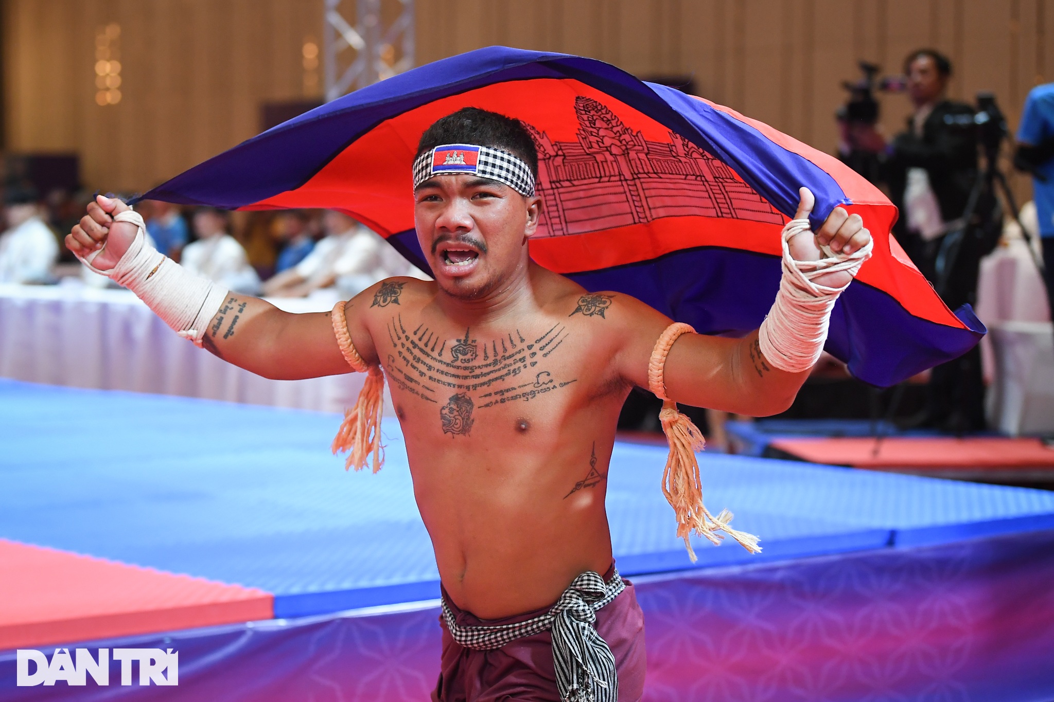 Võ sĩ chủ nhà gào thét chạy quanh sân, khẳng định sức mạnh môn Kun ...