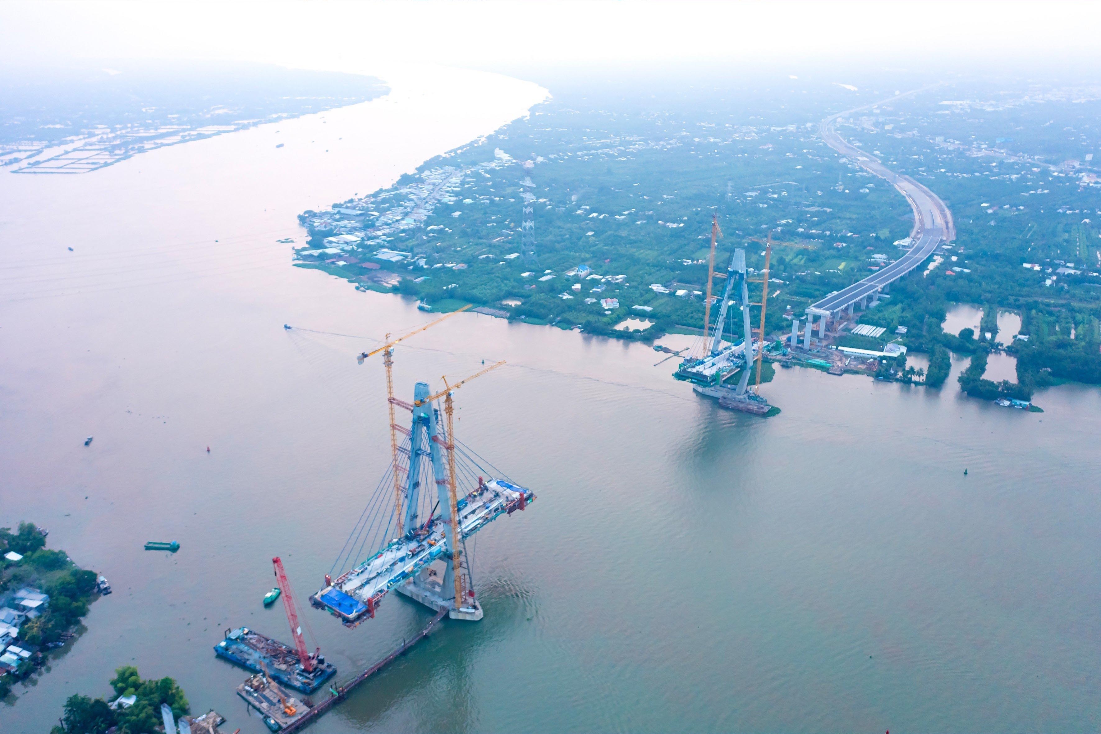 Công nhân cầu Mỹ Thuận 2 "oằn mình" làm việc dưới cái nắng thiêu đốt | Báo Dân trí