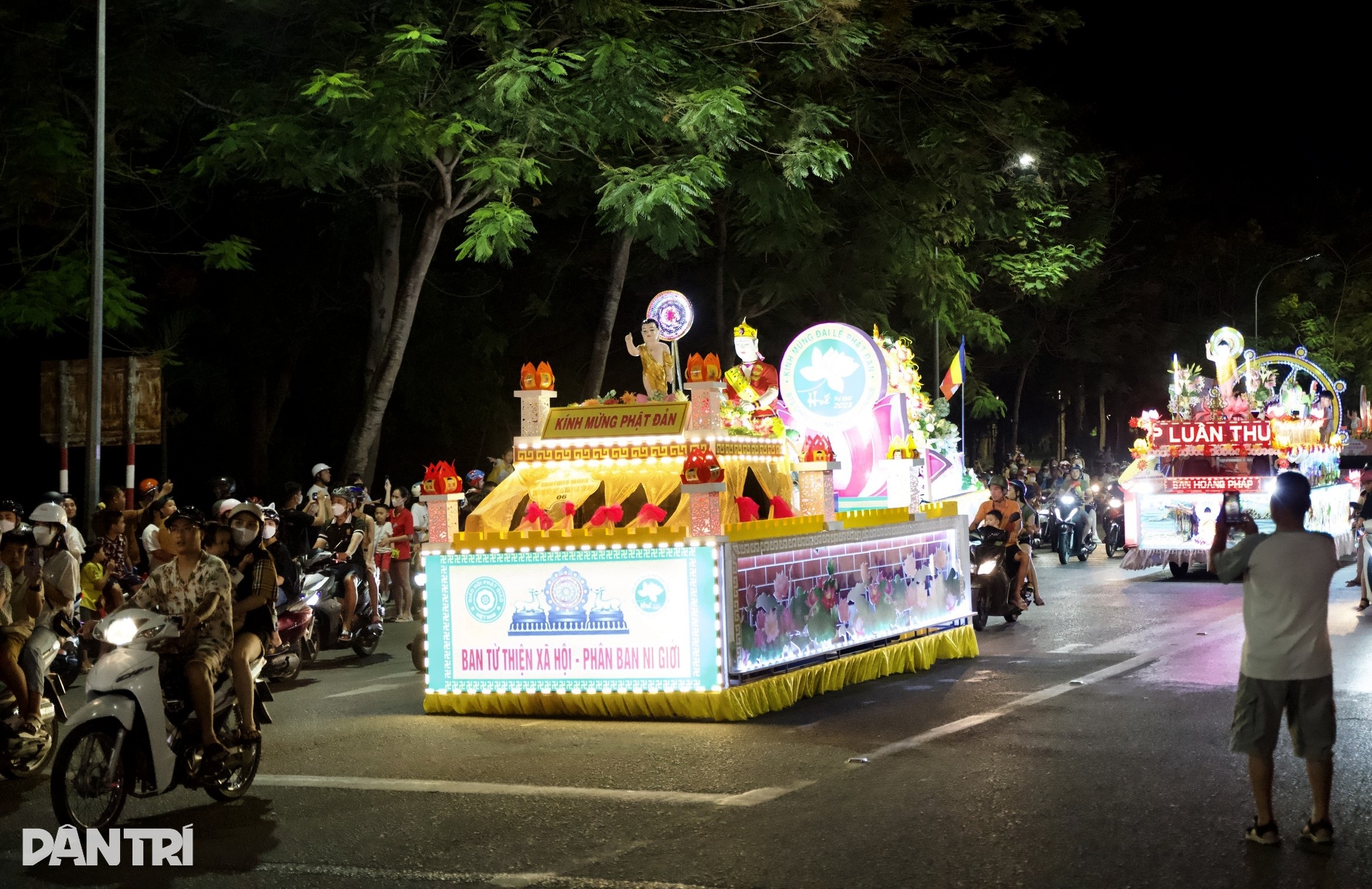Xe hoa diễu hành mừng Đại lễ Phật đản ở cố đô Huế | Báo Dân trí