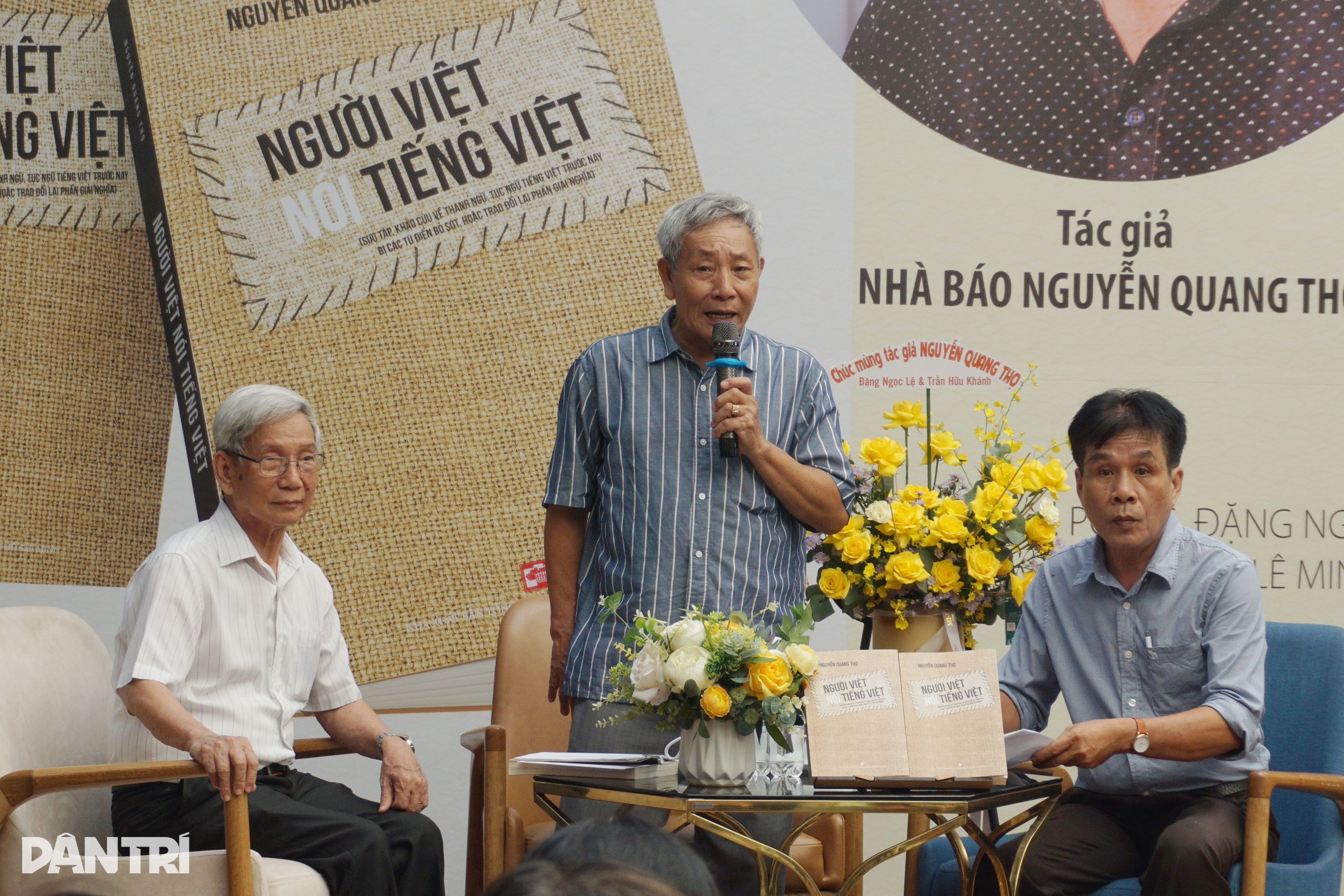 អ្នកនិពន្ធ ង្វៀន ក្វាងថូ ស្រក់ទឹកភ្នែកពេលសម្ពោធសៀវភៅ ...