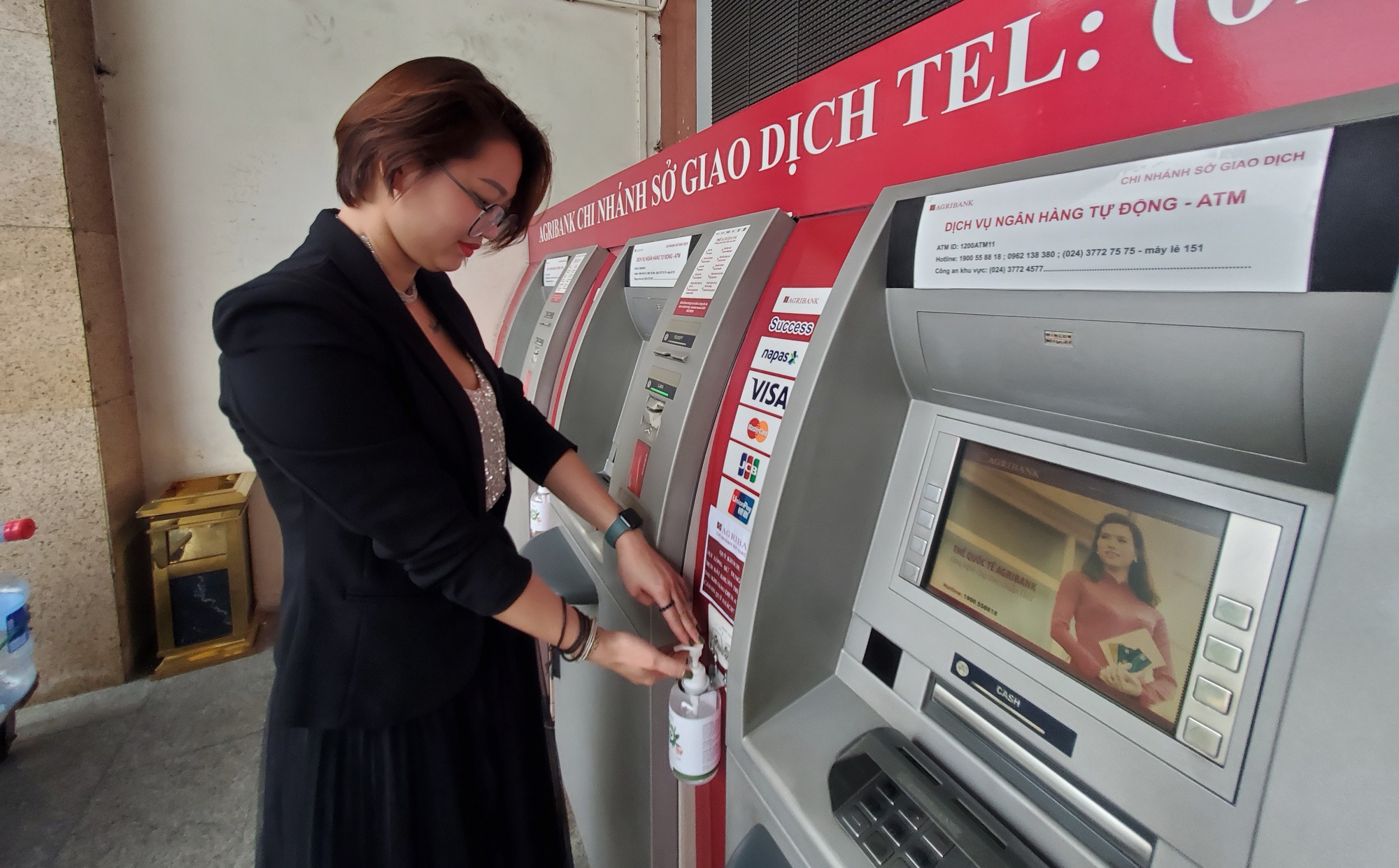 Chuyên trang Dân sinh - Agribank trang bị nước rửa tay khô cho 2.300 ATM: "Nếu sợ mất thì chúng ...