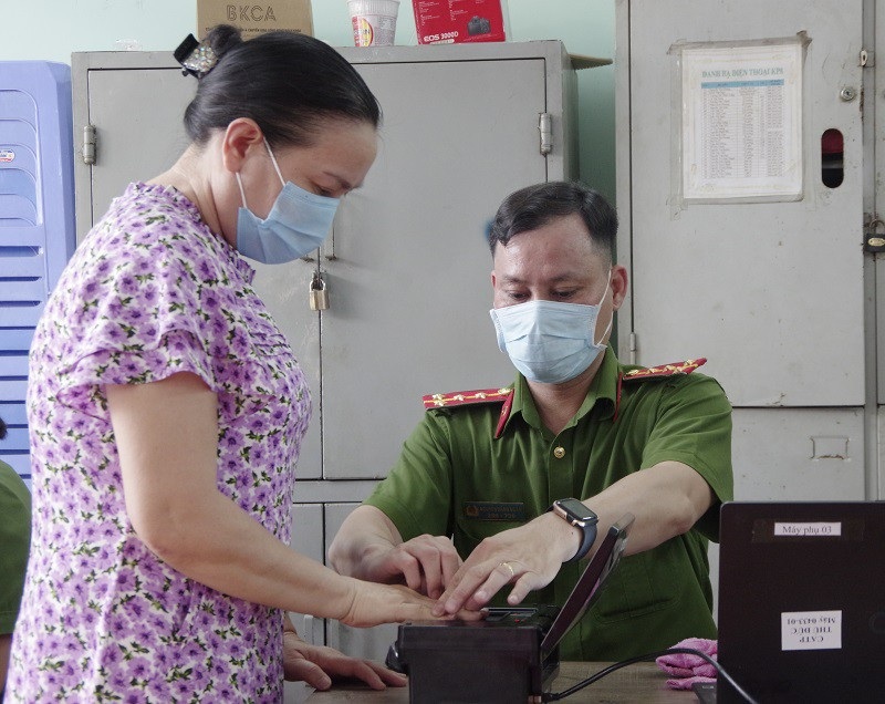 Từ ngày 4/10, 6 đối tượng được Công an TP.HCM cấp CCCD gắn chip ...