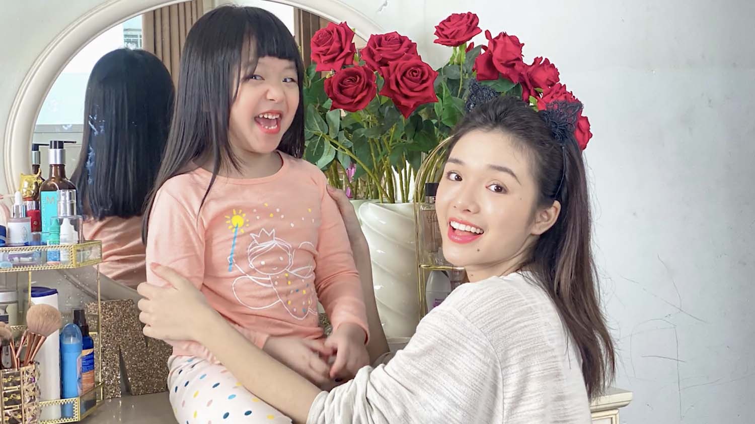 Chuyên trang Dân sinh - Khám phá cách chăm con của hai mẹ Yeye Nhật Hạ và Thanh Trần trong Ở nhà ...