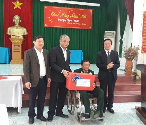 Chuyên trang Dân sinh - Thứ trưởng Doãn Mậu Diệp thăm Trung tâm điều dưỡng thương binh Kim Bảng ...