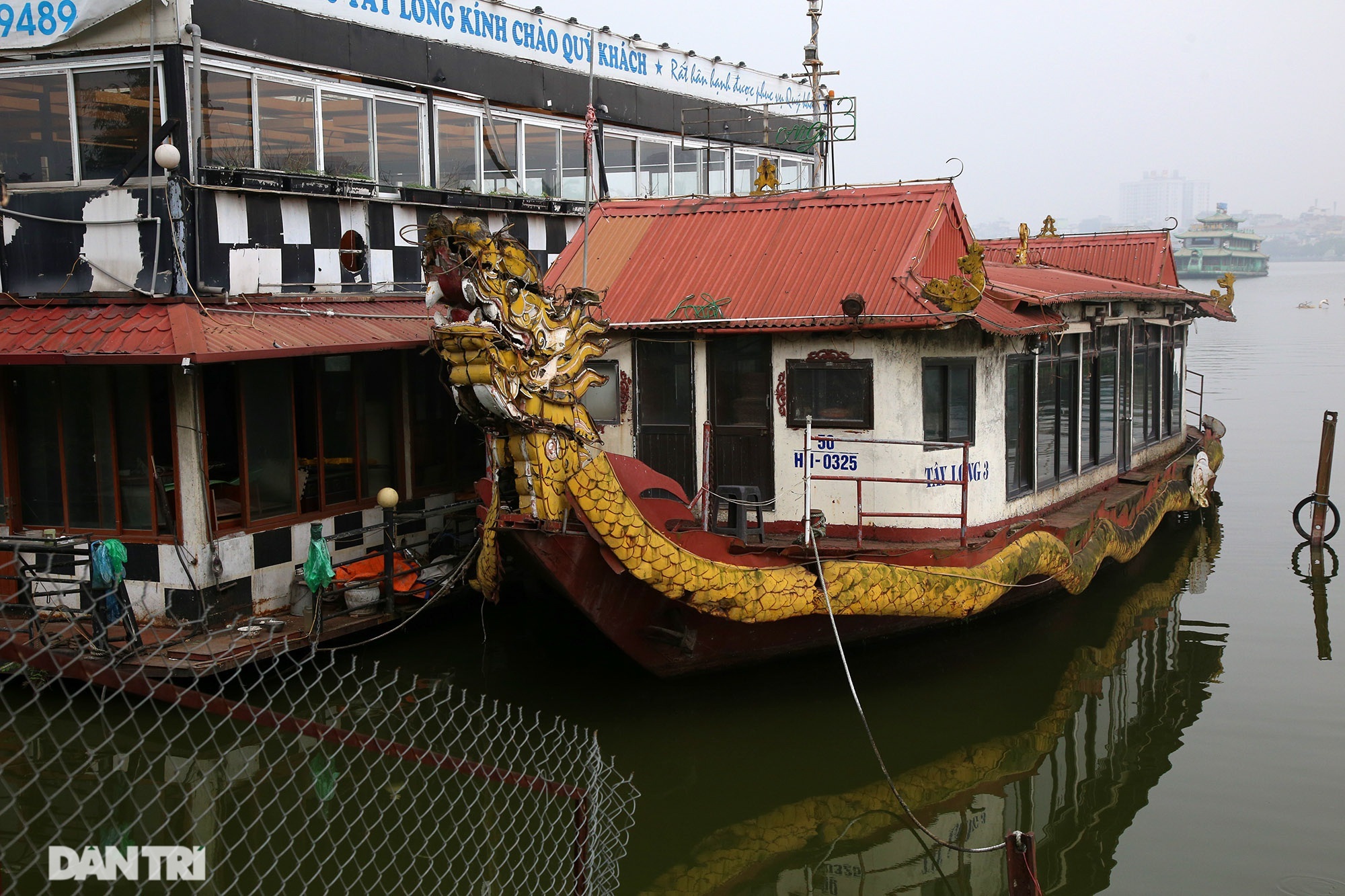 Floating restaurants left idle on the West Lake for years
