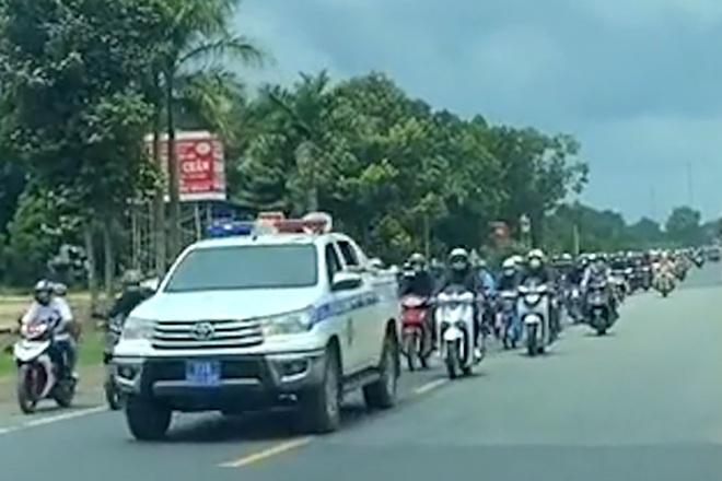 Traffic police lead thousands of people home