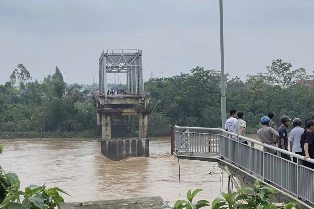 Phu Tho bridge collapses after Typhoon Yagi | DTiNews
