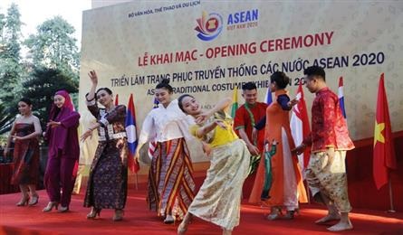 ASEAN traditional costumes displayed at Hanoi exhibition | DTiNews