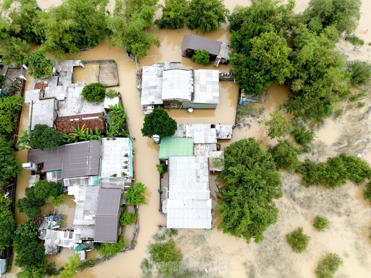 Nghe An’s riverside residents struggle with prolonged flooding