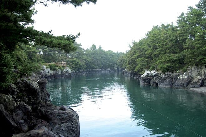 Jeju island: Rocks, Wind and Haenyo