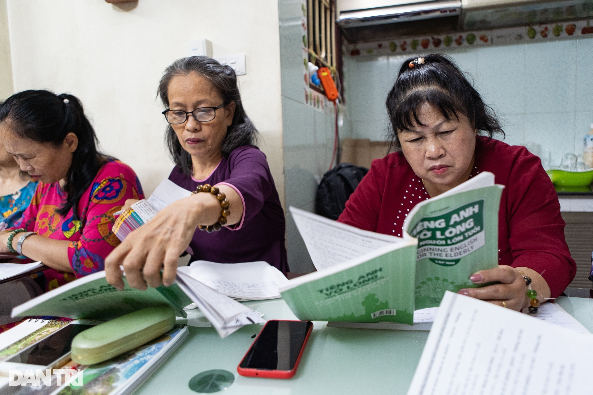 Elderly take English classes | DTiNews