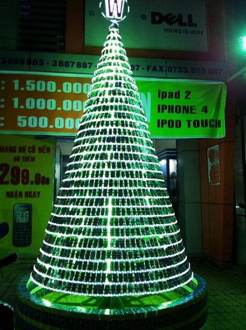Giant Christmas pine tree made by used cell phones | DTiNews