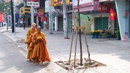 Fake monks still trawl southern streets | DTiNews
