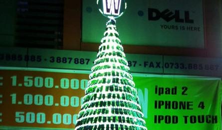 Giant Christmas pine tree made by used cell phones | DTiNews