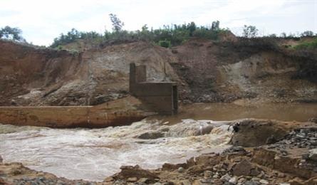 Dam break causes huge losses and threatens community