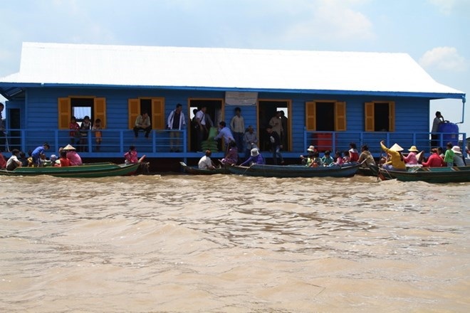 Floating school built for overseas Vietnamese pupils in Cambodia | DTiNews