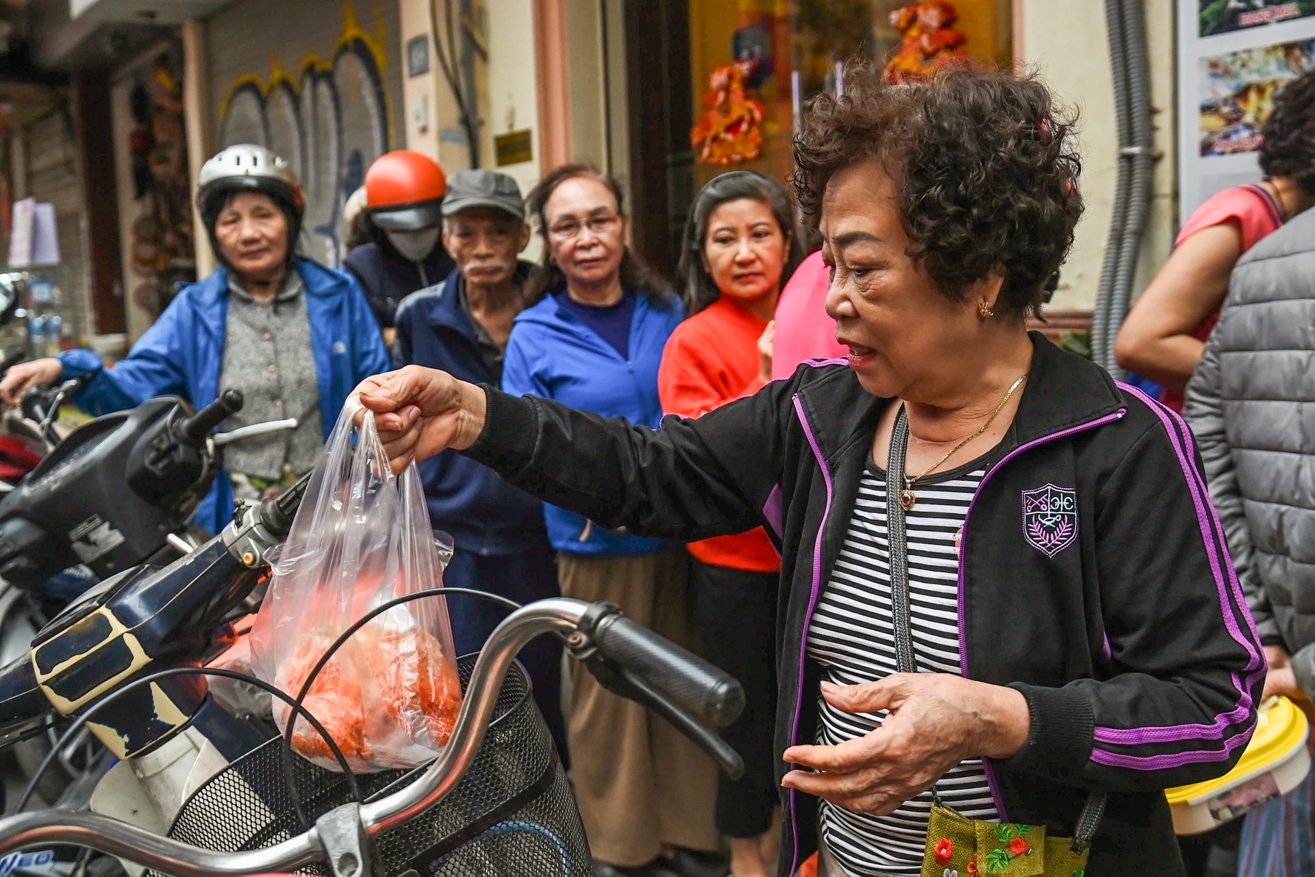 Hanoi Old Quarter sees long queues for full moon offerings