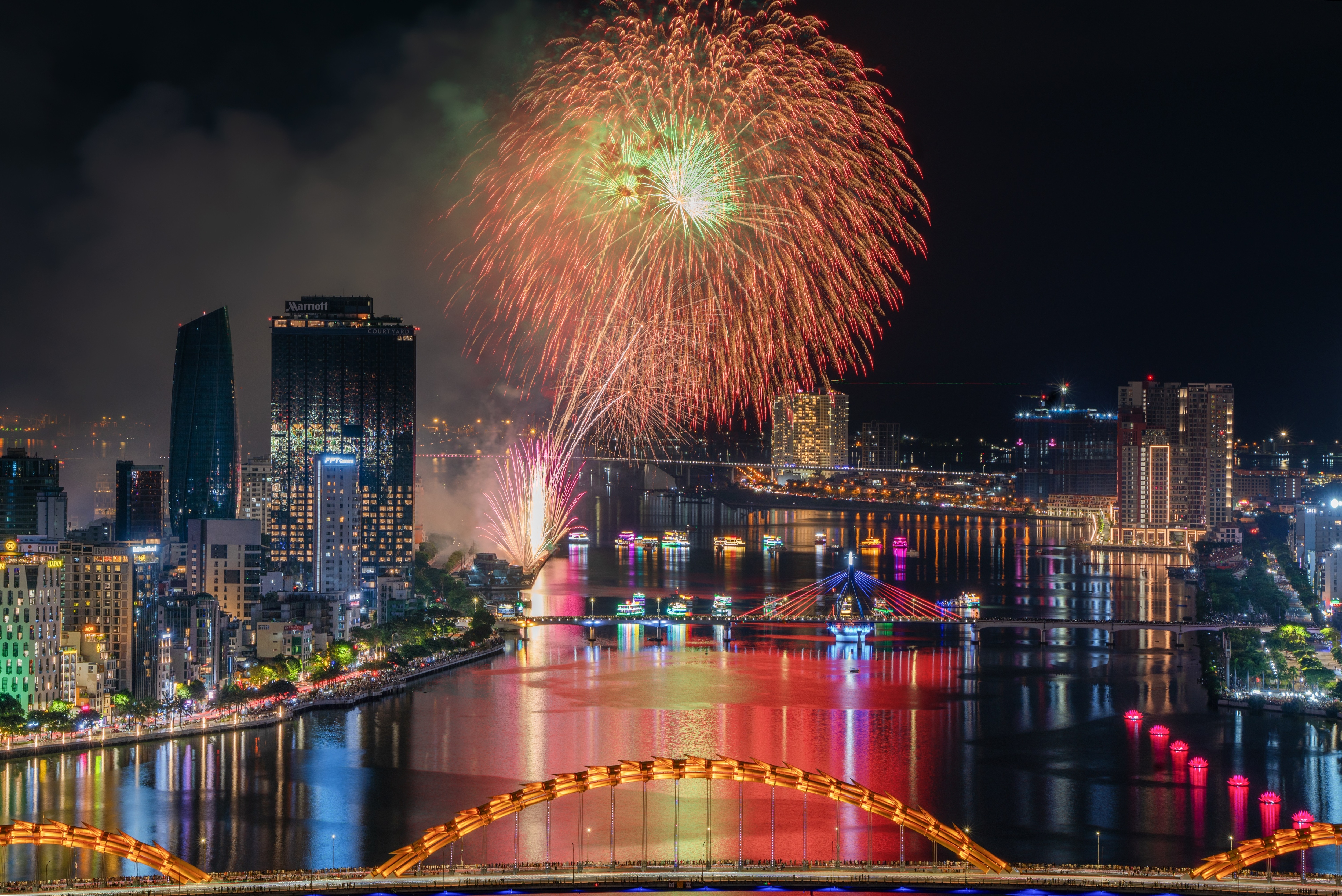 Vietnam's fireworks team showcases world-class performance on Han River ...