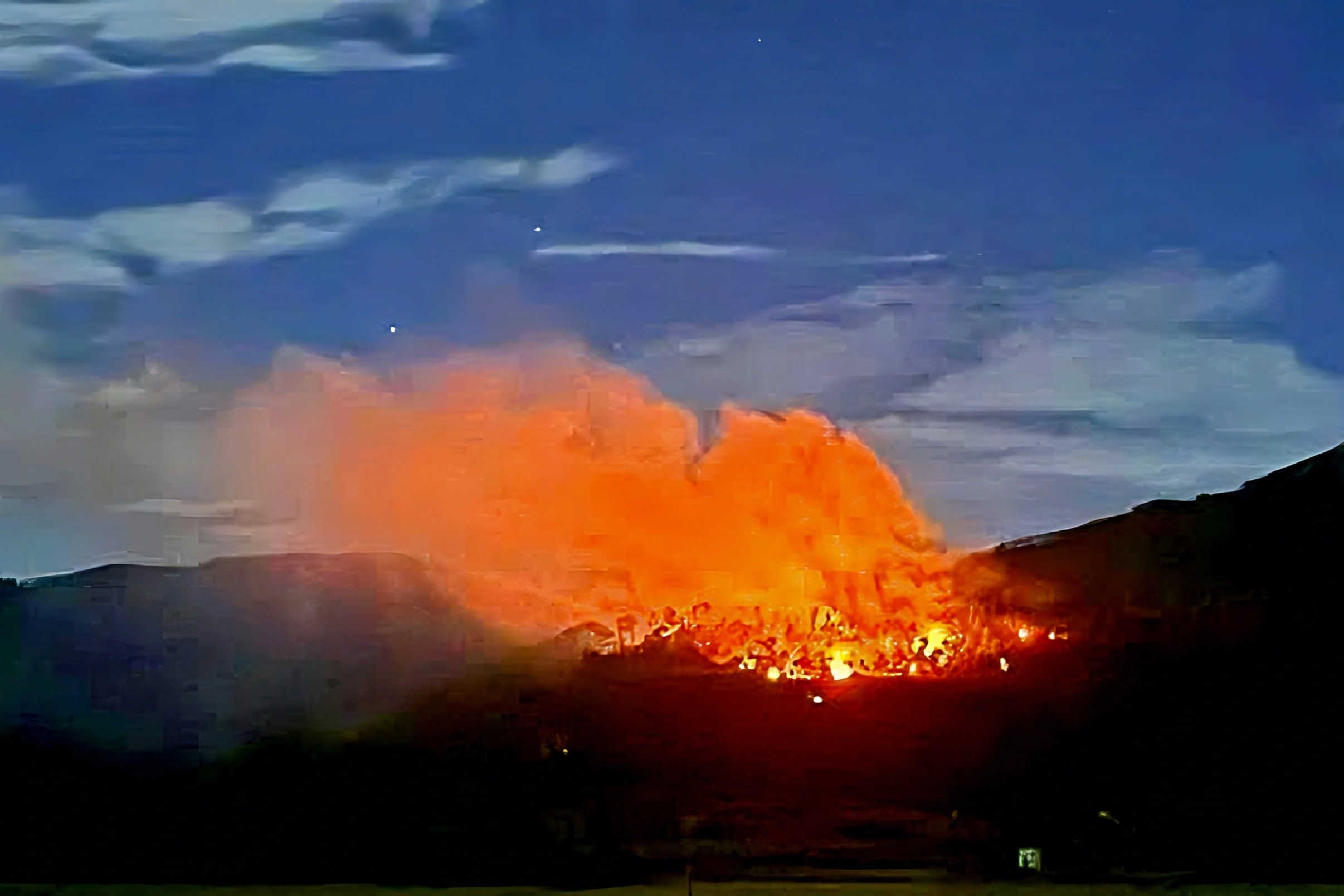Hundreds battle forest fire in Nghe An amid intense heat | DTiNews