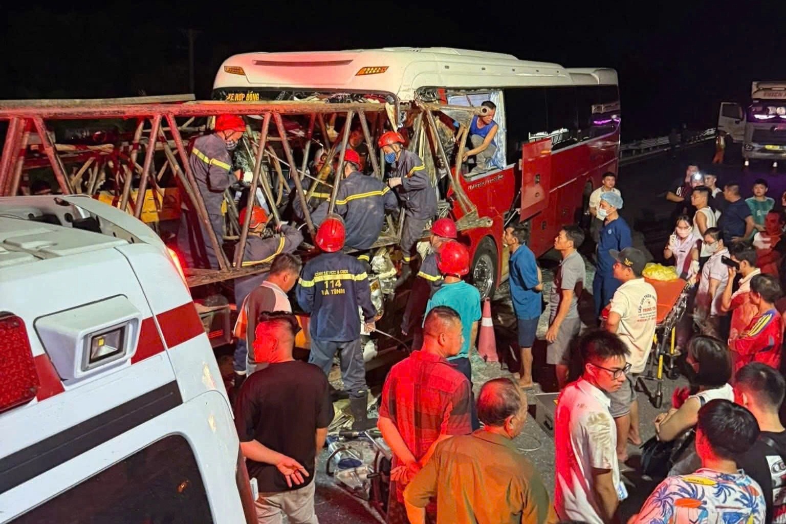 Coach crashes into lorry, driver killed, eight injured | DTiNews