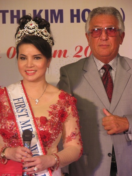 Tiến sĩ Kim Hồng nhận danh hiệu Đệ nhất Hoa hậu quý bà | Báo Dân trí