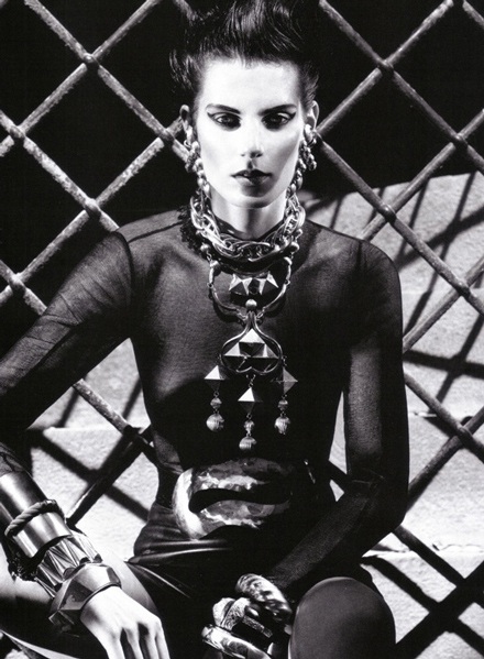 Vẻ lạnh lùng, cá tính của Iris Strubegger | Báo Dân trí