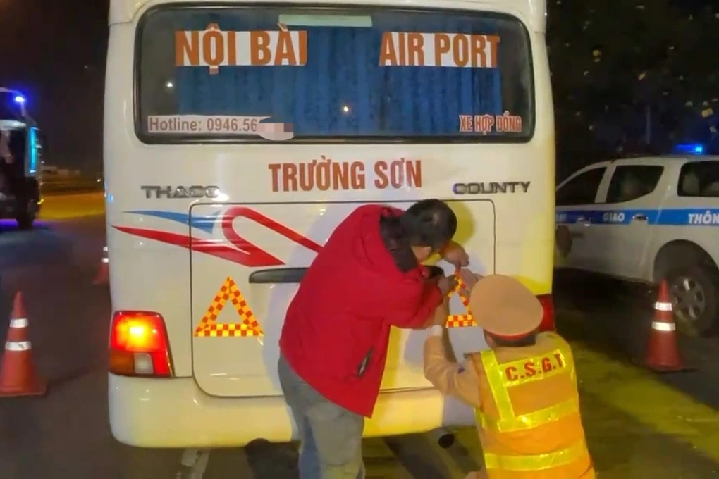 CSGT khuyến cáo dán decan phản quang để chủ động trong các tình huống