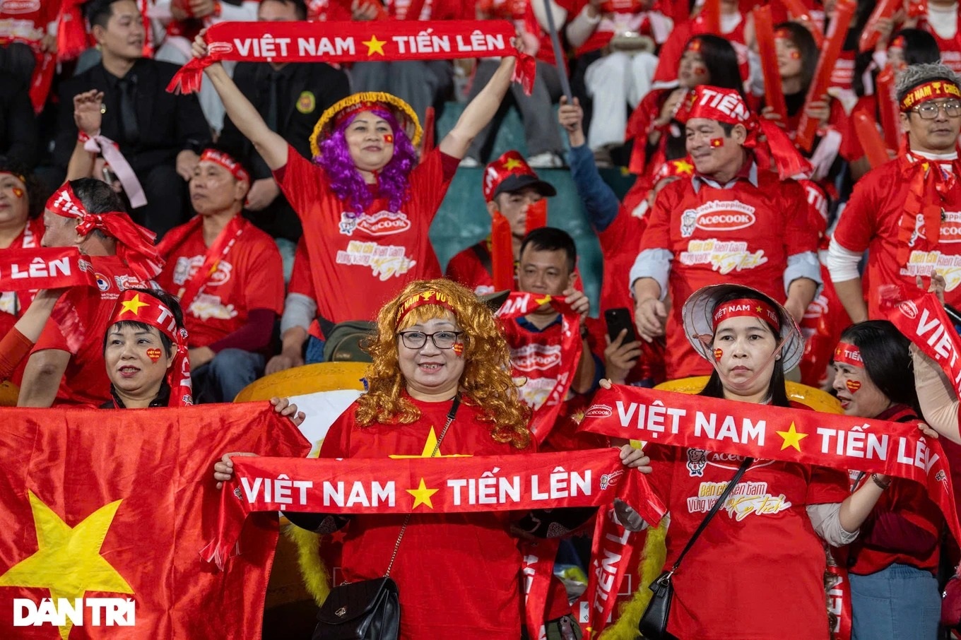 DTiNews - Vietnamese football fans ready to Thailand for ASEAN Cup 2024 final game | Báo Dân trí
