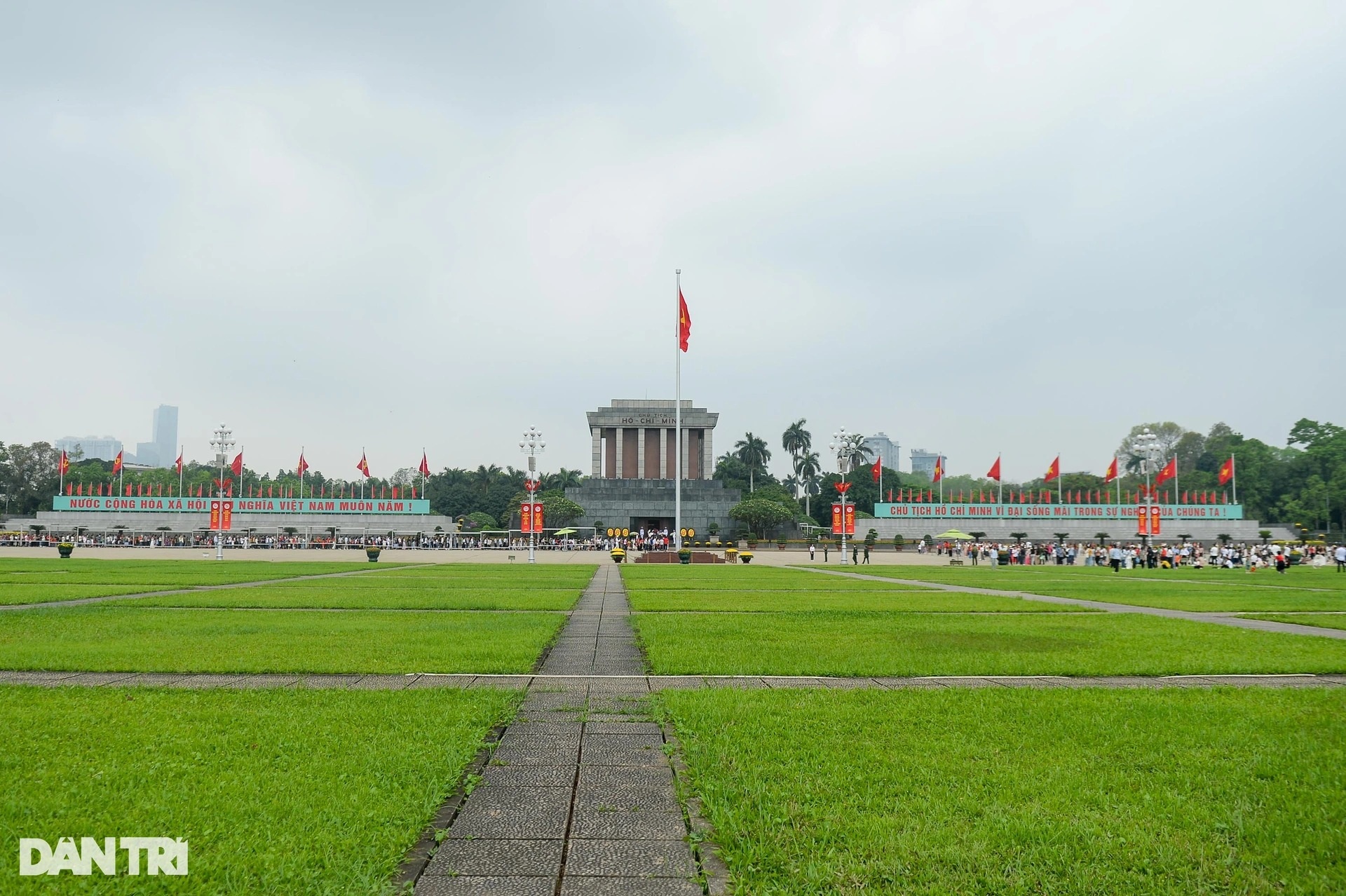 People queue to visit President Ho Chi Minh's Mausoleum on April 30 ...