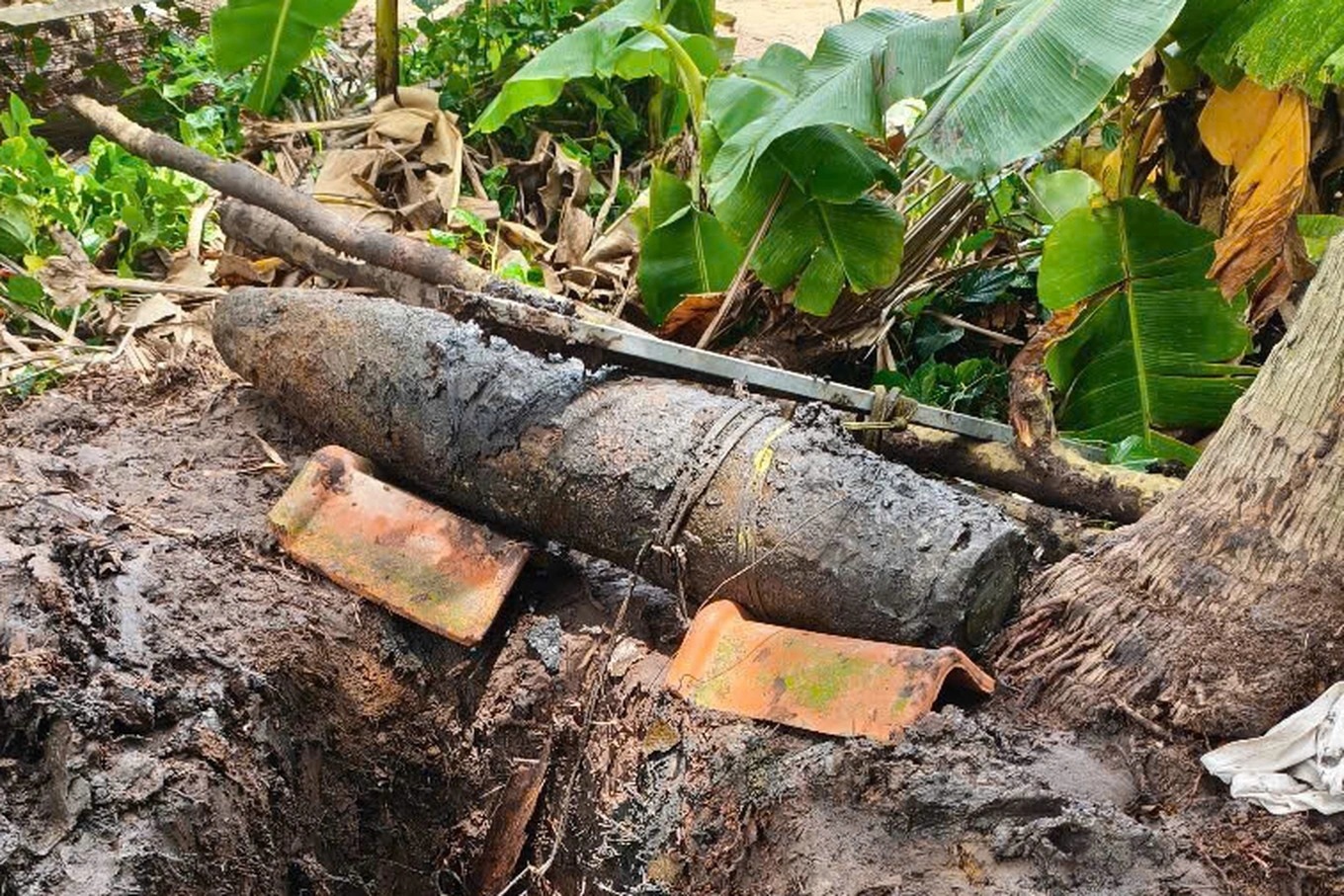 Unexploded 200kg bomb found in Long An resident’s garden