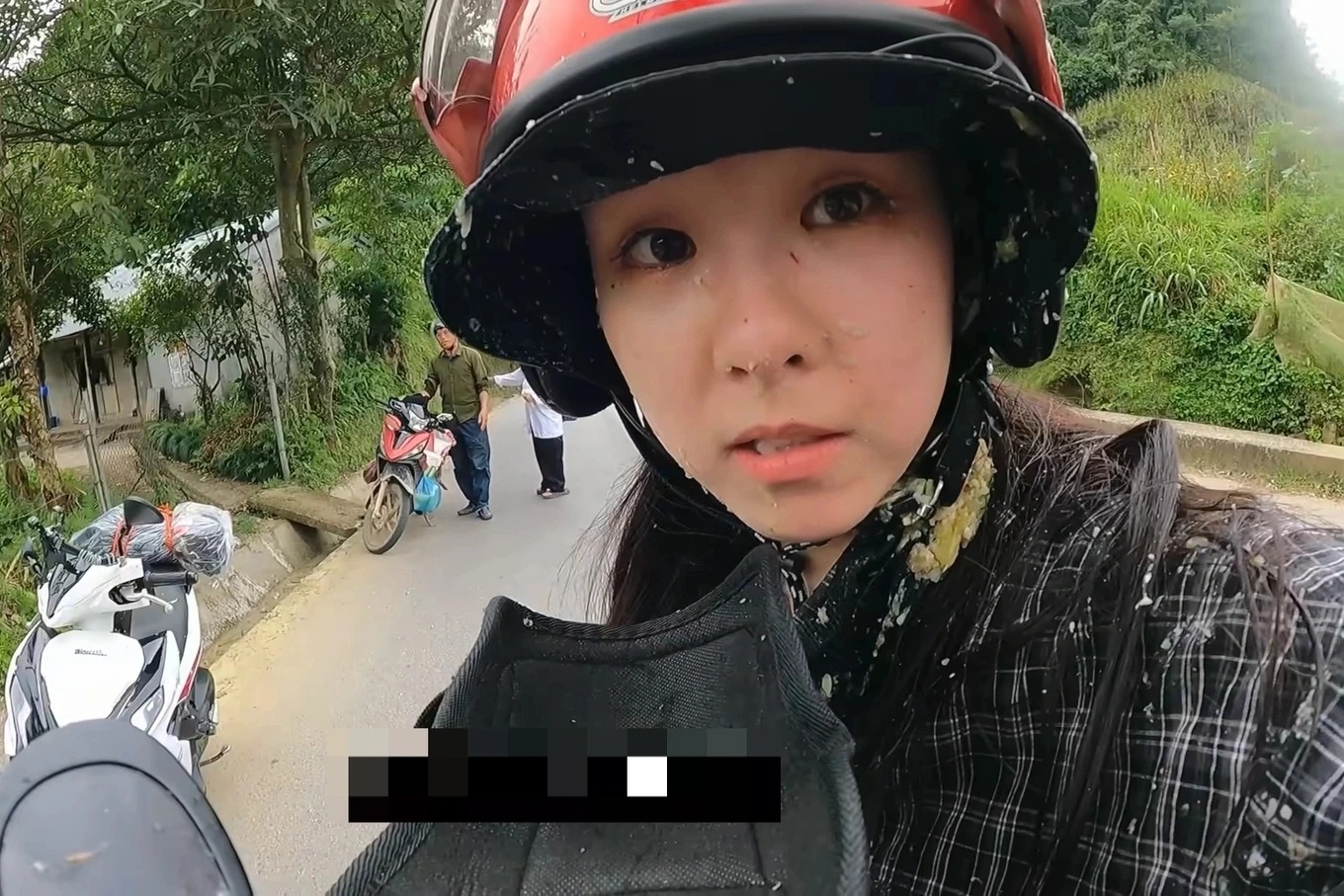 Korean tourist helped by locals after motorbike fall in Tuyen Quang ...