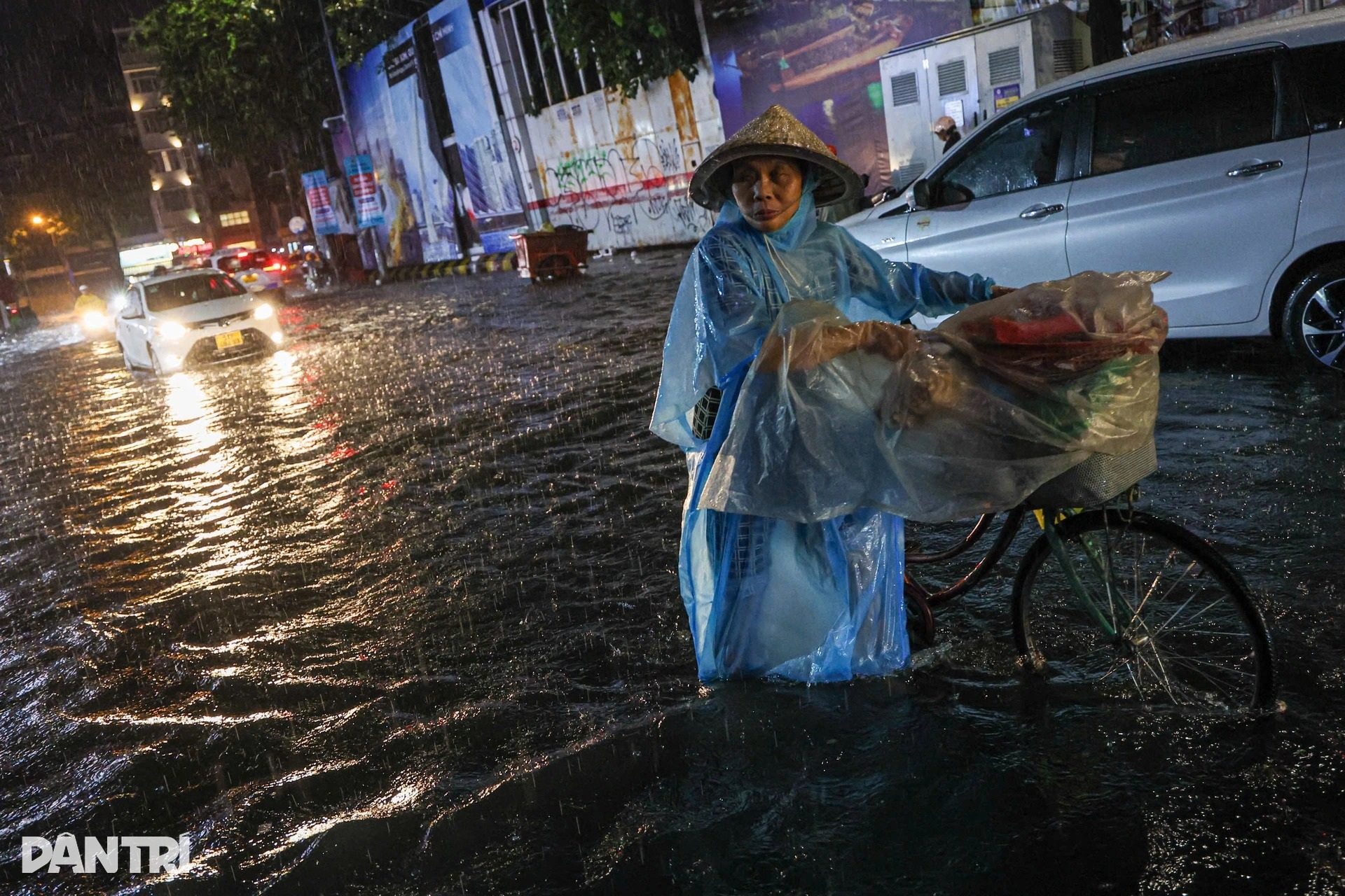 HCM City's pedestrian street deeply submerged following heavy rain