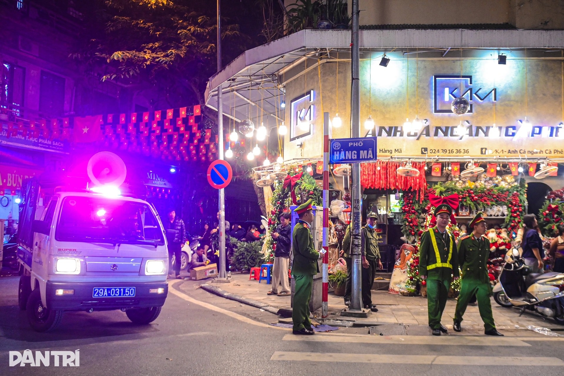 Hanoi police clear pavements on Hang Ma Street
