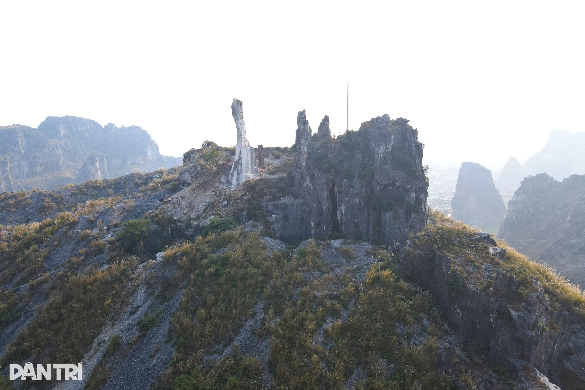 Vong Phu Rock reinforced after lightning damage | DTiNews