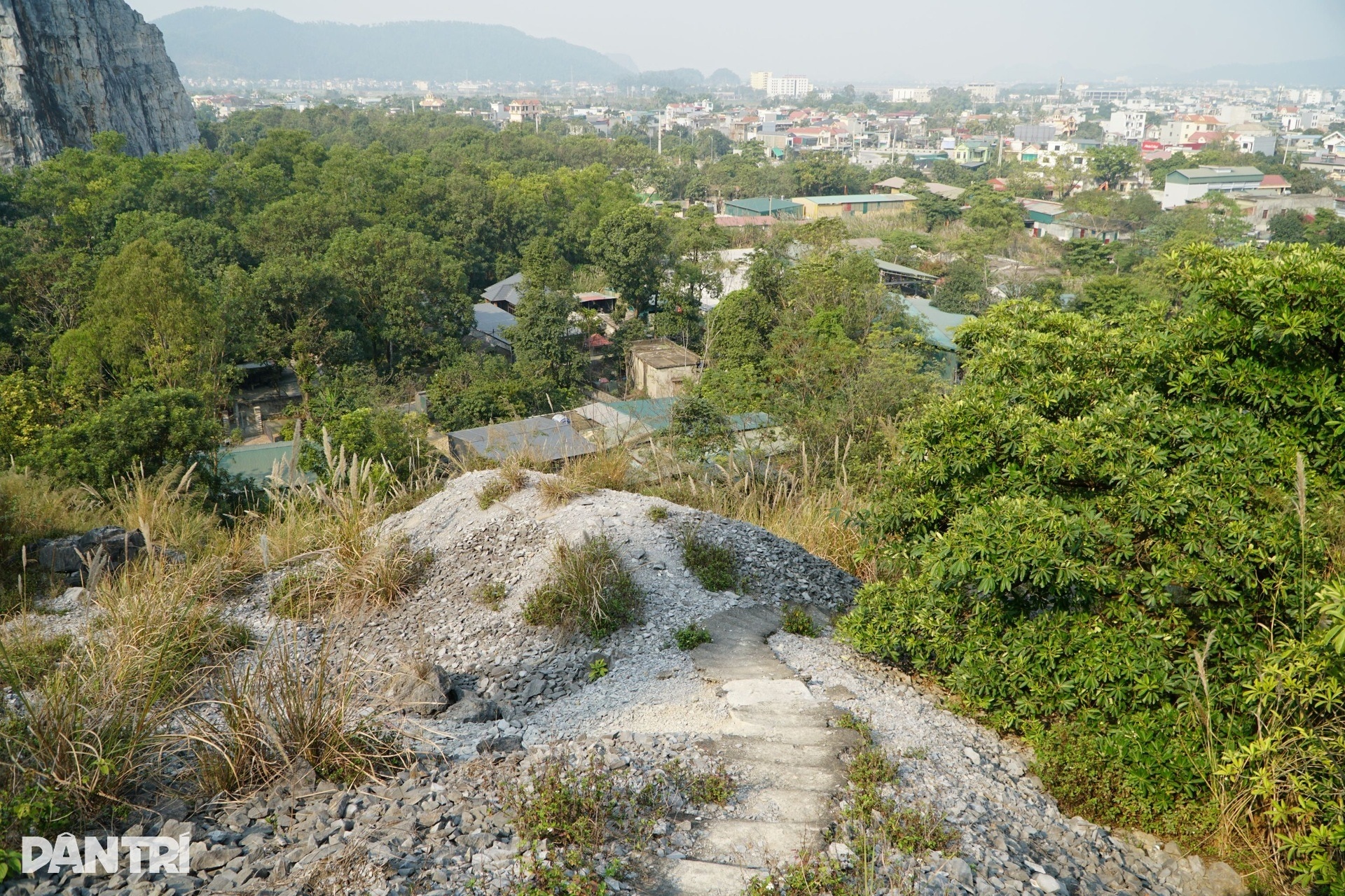 Vong Phu Rock reinforced after lightning damage | DTiNews