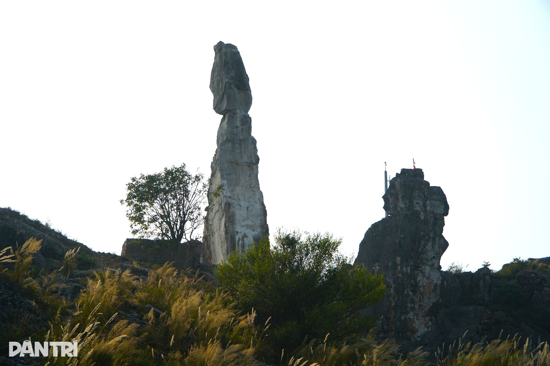Vong Phu Rock reinforced after lightning damage | DTiNews