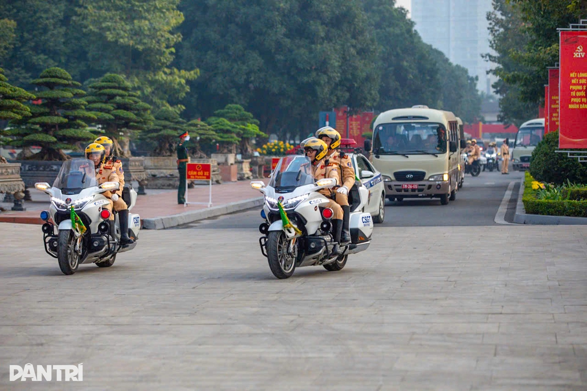 Hanoi Traffic Police rehearse motorcade plans for 14th Party Congress ...
